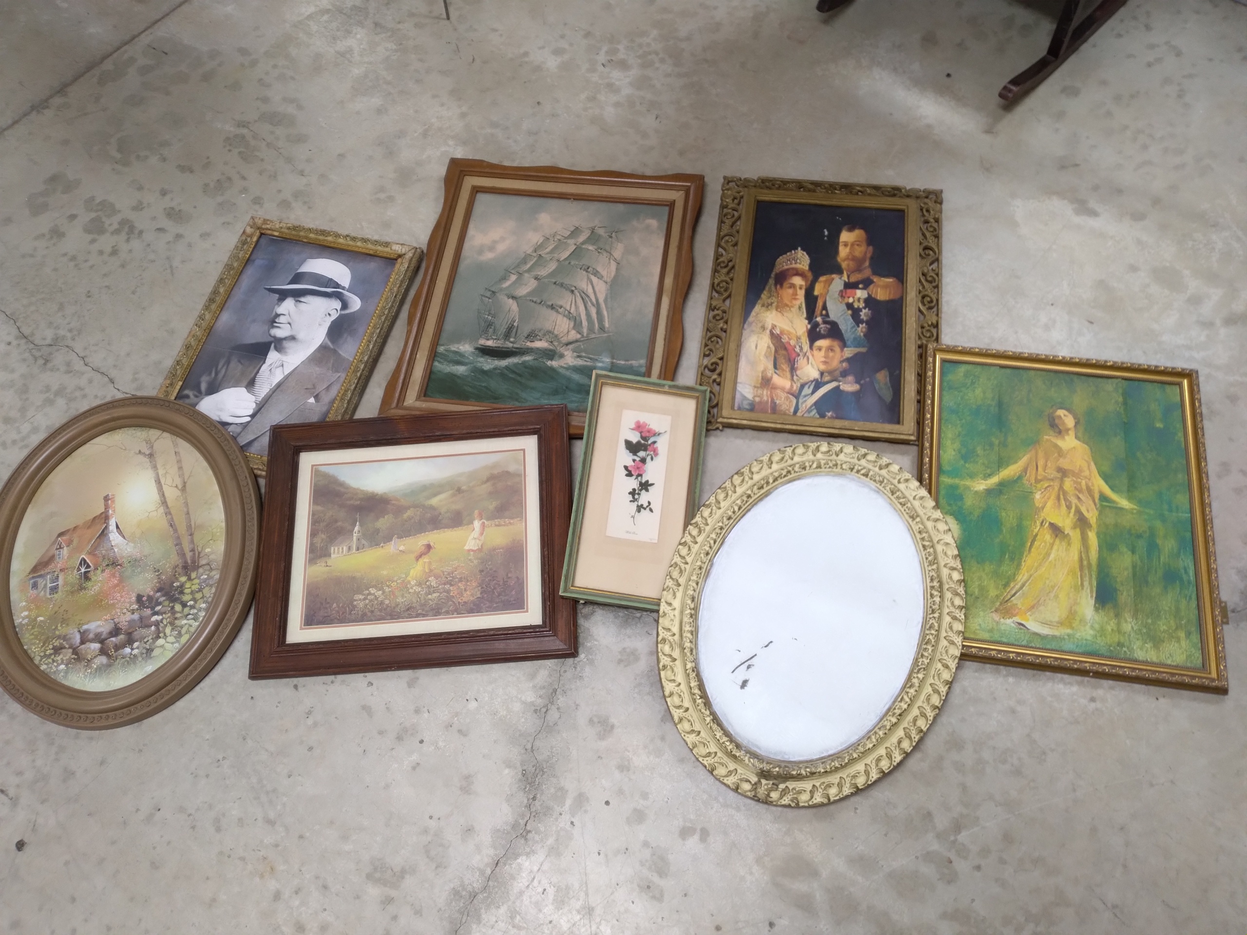 Medium picture frames – Prop Closet