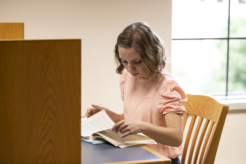 The Pros and Cons of Digital Textbooks vs. Traditional Textbooks